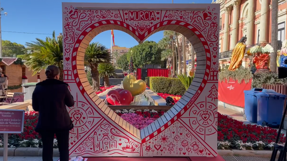 Un photocall con forma de corazón hecho por Kalon Bay adorna la ...