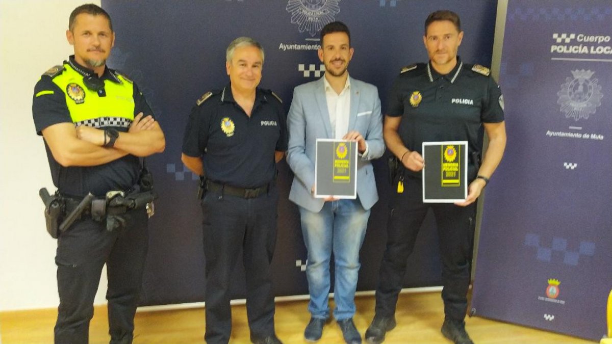 EL ROMPEOLAS. Mula. La Policía Local atendió el año pasado casi 15.000 ... EL ROMPEOLAS. Mula. La Policía Local atendió el año pasado casi 15.000 ...