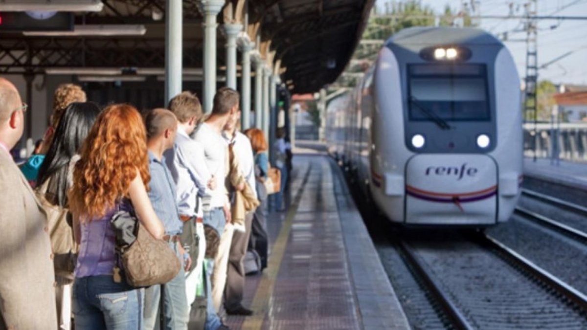 Renfe ha emitido más de 30.000 abonos gratuitos de Cercanías y Media ... Renfe ha emitido más de 30.000 abonos gratuitos de Cercanías y Media ...