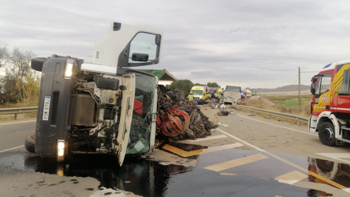 El conductor del camión que cayó sobre un autobús en Lorca da negativo ... El conductor del camión que cayó sobre un autobús en Lorca da negativo ...