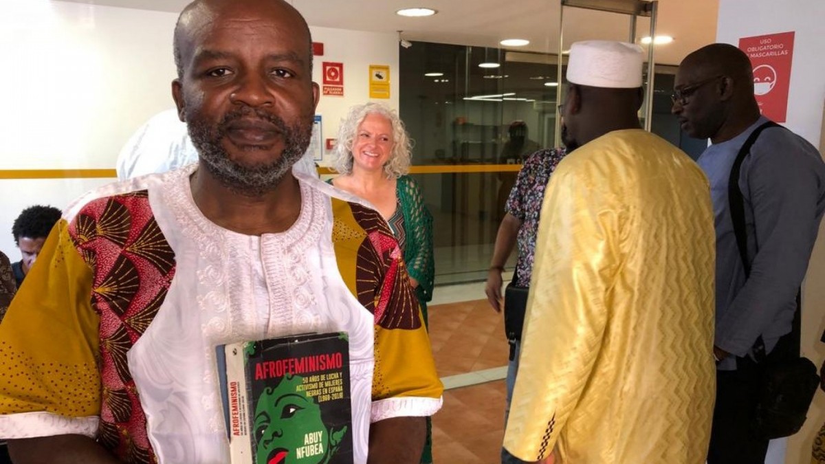 Abuy Nfubea, escritor: "No puede ser que los ucranianos tengan papeles ...