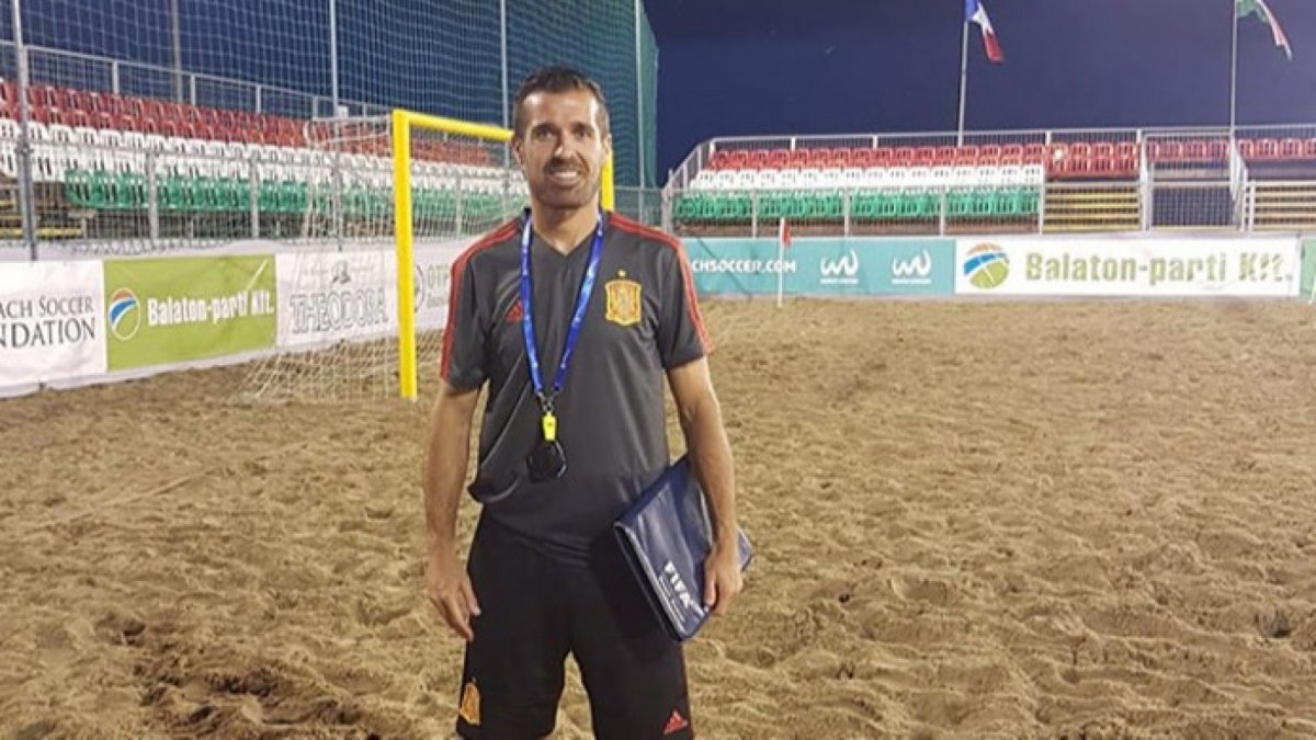 Christian Méndez, entre la playa y el coche patrulla | ORM